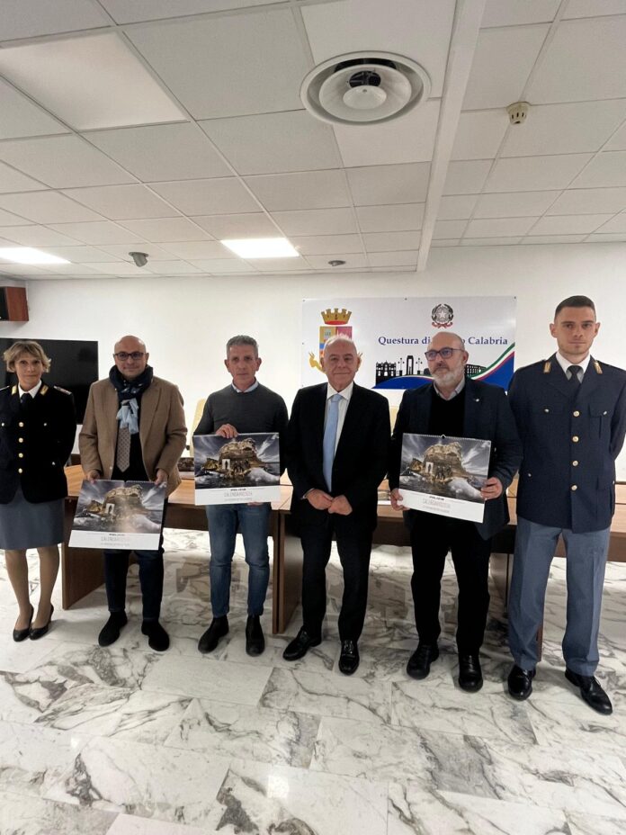 Reggio Calabria, consegnati i Calendari 2026 della Polizia di Stato ...